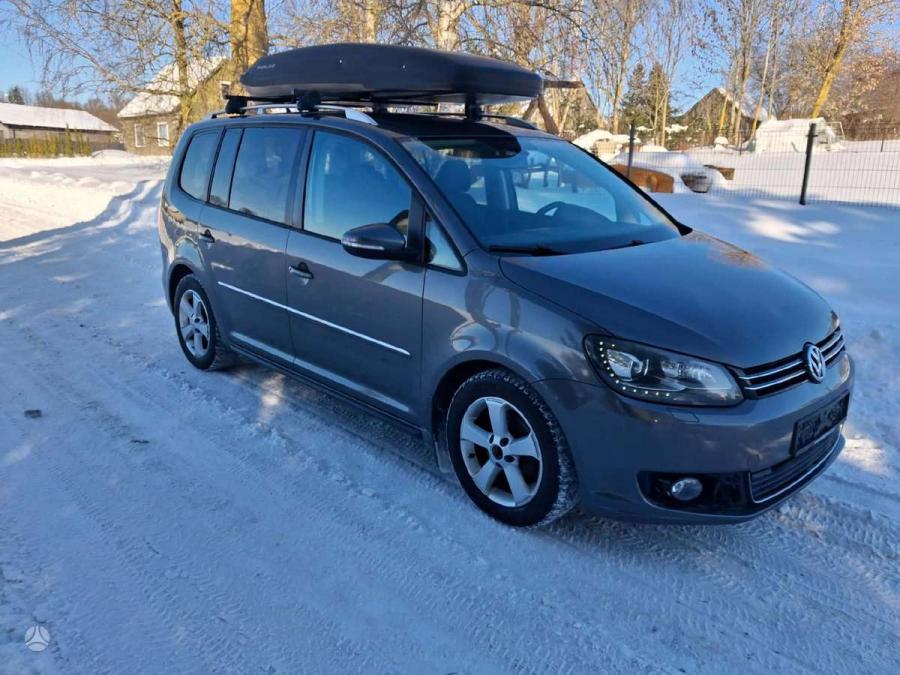 Grey Volkswagen Touran 2011 in Raseiniai, with an engine capacity of 1.60 L and mileage of 204 thousand km for 4500 €, photo 6 on AUTOMOTO.COM.LV