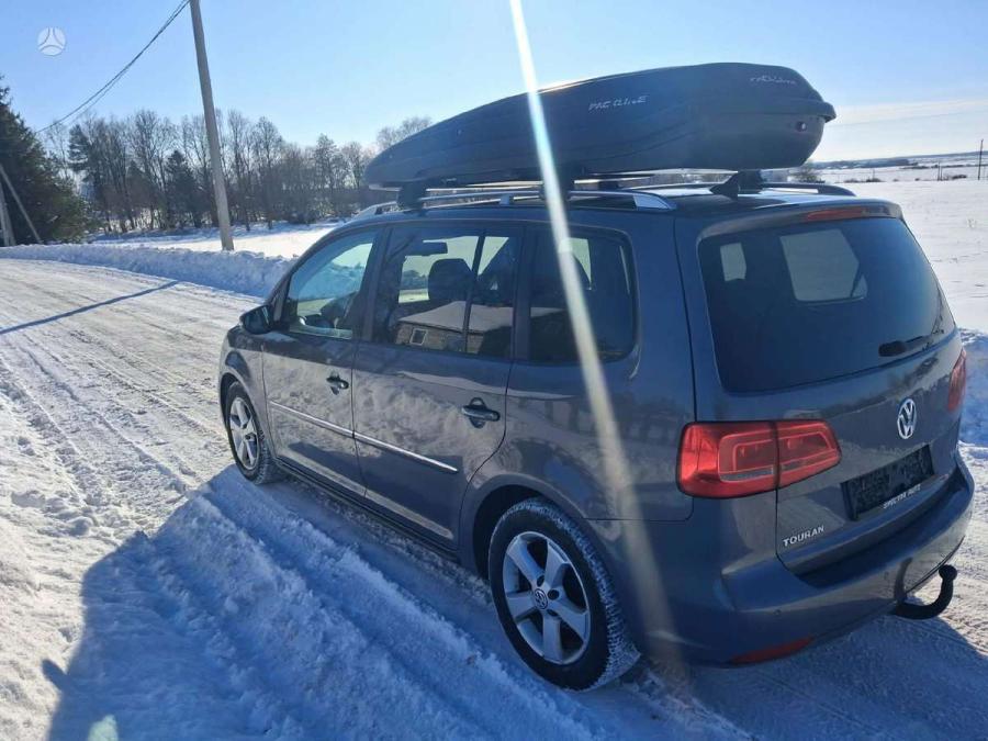 Grey Volkswagen Touran 2011 in Raseiniai, with an engine capacity of 1.60 L and mileage of 204 thousand km for 4500 €, photo 8 on AUTOMOTO.COM.LV