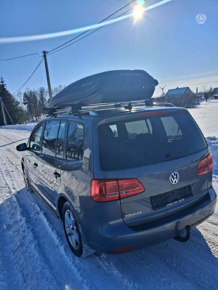 Grey Volkswagen Touran 2011 in Raseiniai, with an engine capacity of 1.60 L and mileage of 204 thousand km for 4500 €, photo 9 on AUTOMOTO.COM.LV