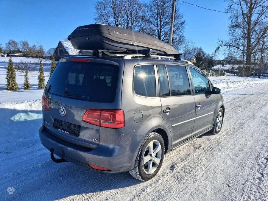 Grey Volkswagen Touran 2011 in Raseiniai, with an engine capacity of 1.60 L and mileage of 204 thousand km for 4500 €, photo 10 on AUTOMOTO.COM.LV