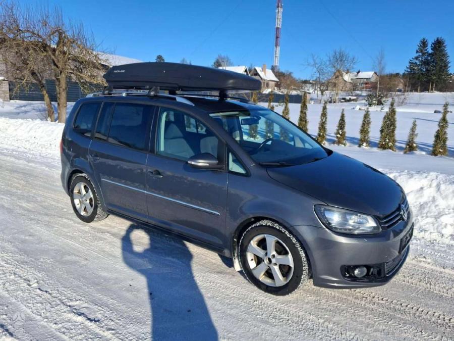 Grey Volkswagen Touran 2011 in Raseiniai, with an engine capacity of 1.60 L and mileage of 204 thousand km for 4500 €, photo 11 on AUTOMOTO.COM.LV