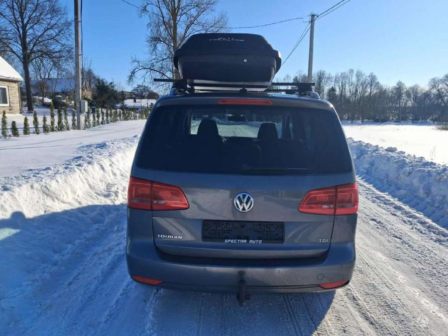 Grey Volkswagen Touran 2011 in Raseiniai, with an engine capacity of 1.60 L and mileage of 204 thousand km for 4500 €, photo 12 on AUTOMOTO.COM.LV