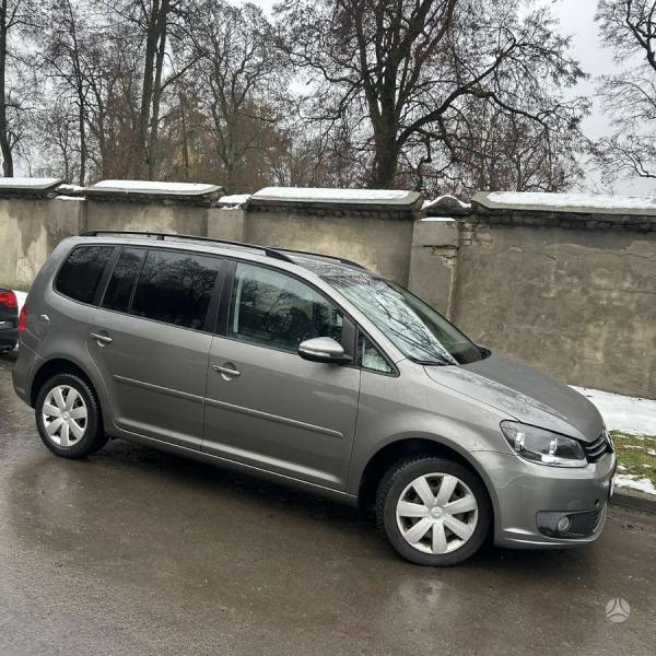 Grey Volkswagen Touran 2011 in Vilnius, with an engine capacity of 1.60 L and mileage of 376 thousand km for 4000 €, photo 1 on AUTOMOTO.COM.LV