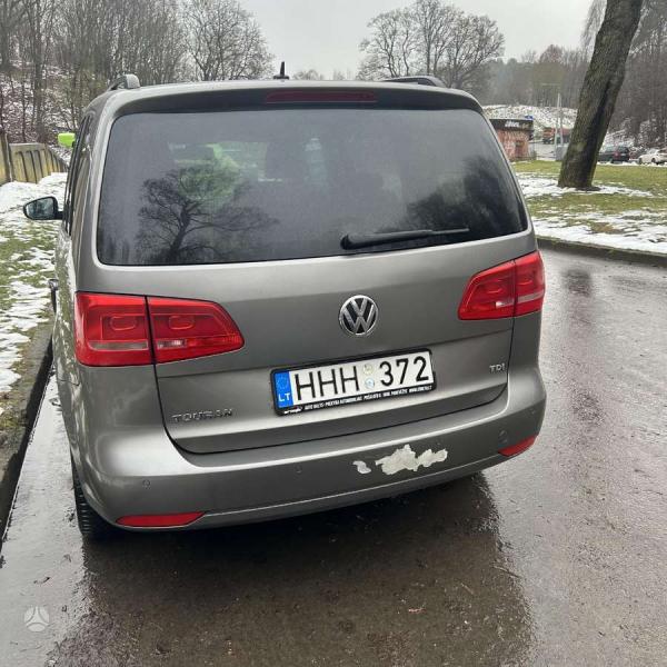 Pelēks Volkswagen Touran 2011 Viļņa, ar dzinēja tilpumu 1.60 L un nobraukumu 376 tūkst. km par 4000 €, foto 4 vietnē AUTOMOTO.COM.LV