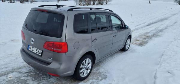 Pelēks Volkswagen Touran 2011 Trakai, ar dzinēja tilpumu 1.60 L un nobraukumu 416 tūkst. km par 5400 €, foto 4 vietnē AUTOMOTO.COM.LV