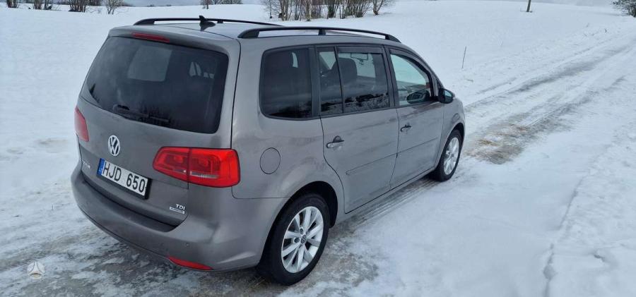 Grey Volkswagen Touran 2011 in Trakai, with an engine capacity of 1.60 L and mileage of 416 thousand km for 5400 €, photo 4 on AUTOMOTO.COM.LV