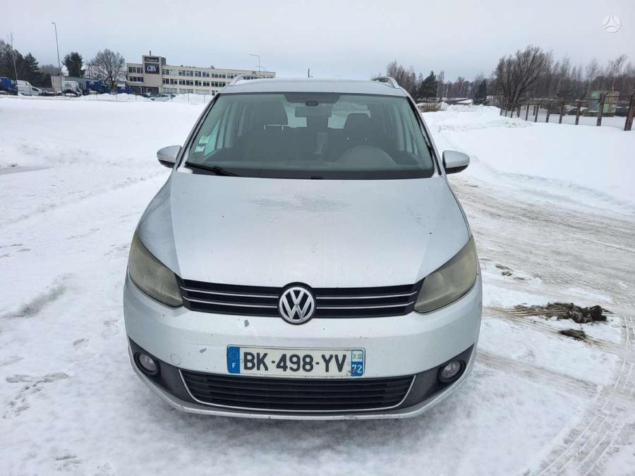 Pelēks Volkswagen Touran 2011 Tauragė, ar dzinēja tilpumu 1.60 L un nobraukumu 368 tūkst. km par 3400 €, foto 2 vietnē AUTOMOTO.COM.LV