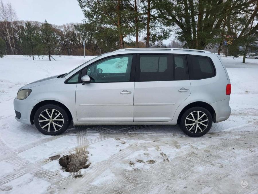 Pelēks Volkswagen Touran 2011 Tauragė, ar dzinēja tilpumu 1.60 L un nobraukumu 368 tūkst. km par 3400 €, foto 7 vietnē AUTOMOTO.COM.LV