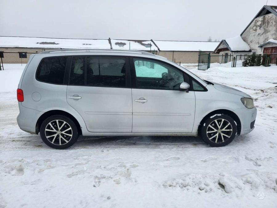 Pelēks Volkswagen Touran 2011 Tauragė, ar dzinēja tilpumu 1.60 L un nobraukumu 368 tūkst. km par 3400 €, foto 8 vietnē AUTOMOTO.COM.LV
