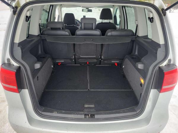 Grey Volkswagen Touran 2011 in Taurage, with an engine capacity of 1.60 L and mileage of 368 thousand km for 3400 €, photo 11 on AUTOMOTO.COM.LV