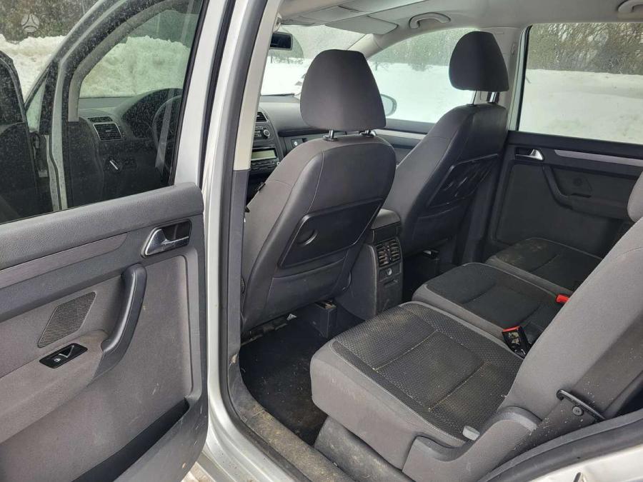 Pelēks Volkswagen Touran 2011 Tauragė, ar dzinēja tilpumu 1.60 L un nobraukumu 368 tūkst. km par 3400 €, foto 13 vietnē AUTOMOTO.COM.LV
