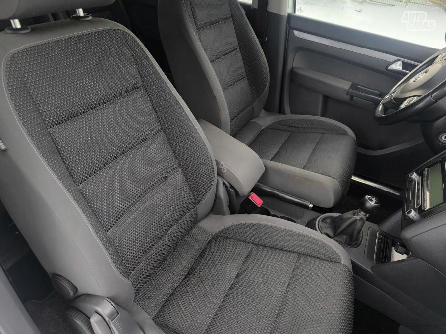 Pelēks Volkswagen Touran 2011 Šauļi, ar dzinēja tilpumu 1.60 L un nobraukumu 288 tūkst. km par 4650 €, foto 13 vietnē AUTOMOTO.COM.LV