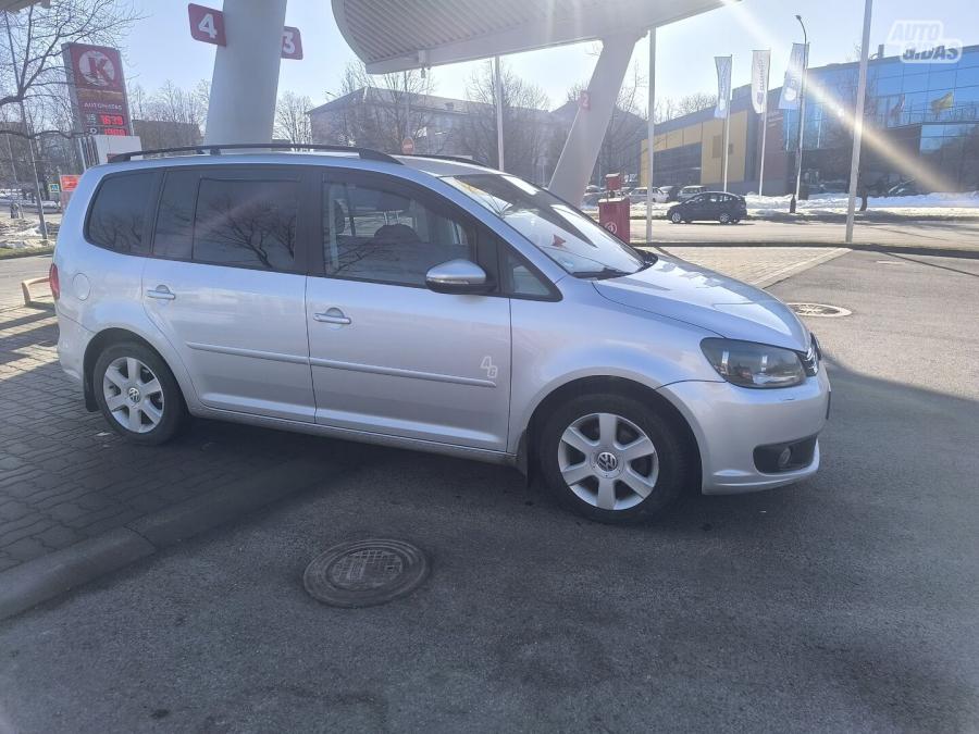 Pelēks Volkswagen Touran 2011 Šauļi, ar dzinēja tilpumu 1.60 L un nobraukumu 288 tūkst. km par 4500 €, foto 5 vietnē AUTOMOTO.COM.LV
