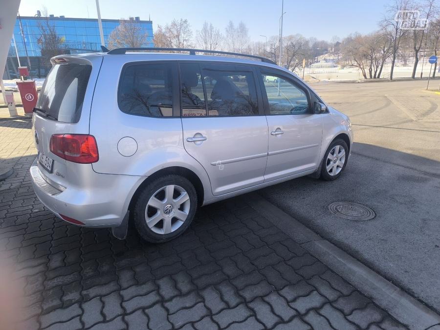Pelēks Volkswagen Touran 2011 Šauļi, ar dzinēja tilpumu 1.60 L un nobraukumu 288 tūkst. km par 4500 €, foto 6 vietnē AUTOMOTO.COM.LV