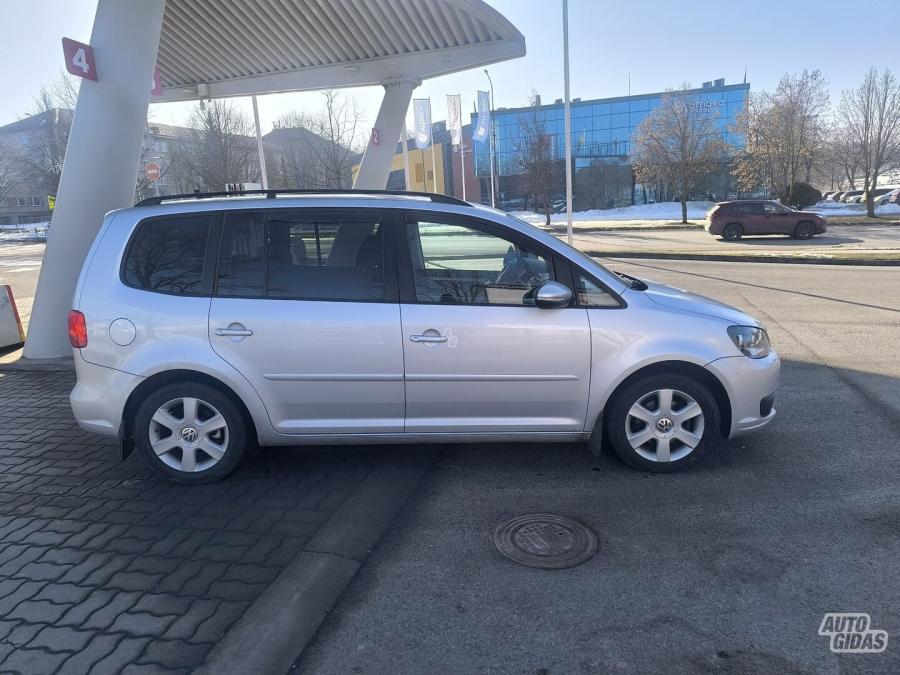 Pelēks Volkswagen Touran 2011 Šauļi, ar dzinēja tilpumu 1.60 L un nobraukumu 288 tūkst. km par 4500 €, foto 7 vietnē AUTOMOTO.COM.LV
