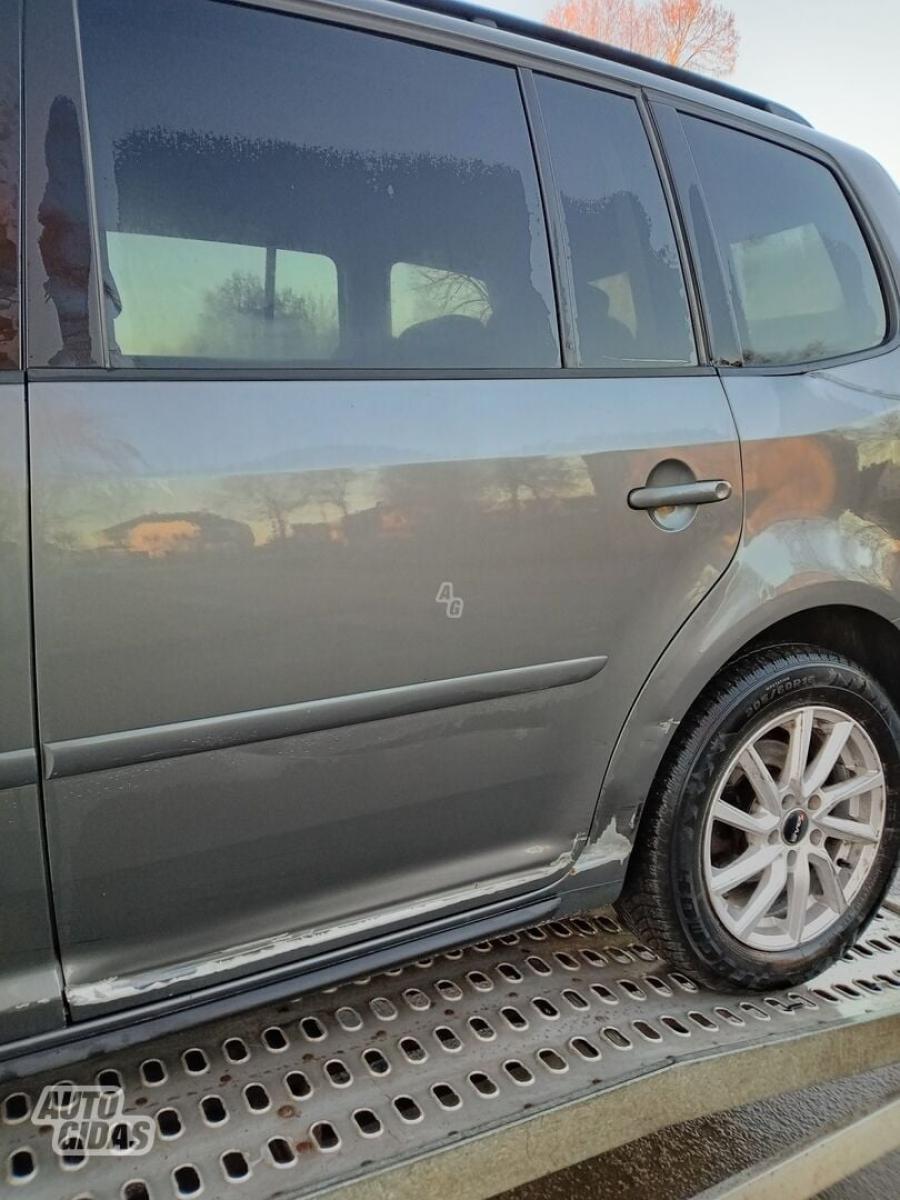 Grey Volkswagen Touran 2011 in Siauliai, with an engine capacity of 1.60 L and mileage of 195 thousand km for 4650 €, photo 11 on AUTOMOTO.COM.LV