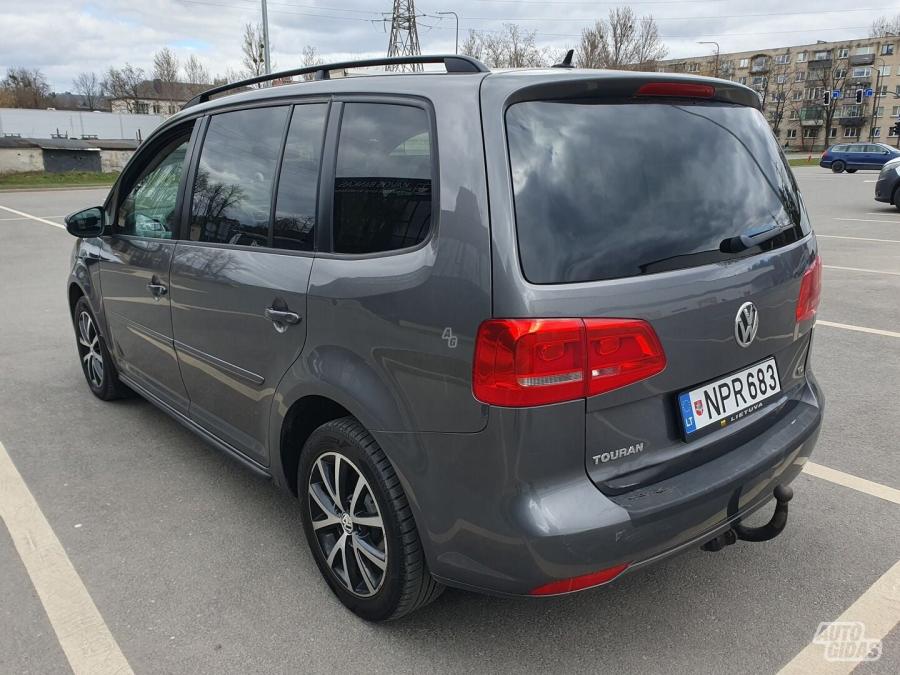 Grey Volkswagen Touran 2011 in Kaunas, with an engine capacity of 1.60 L and mileage of 410 thousand km for 3200 €, photo 7 on AUTOMOTO.COM.LV