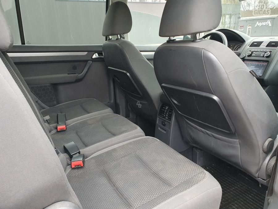 Grey Volkswagen Touran 2011 in Kaunas, with an engine capacity of 1.60 L and mileage of 410 thousand km for 3200 €, photo 10 on AUTOMOTO.COM.LV