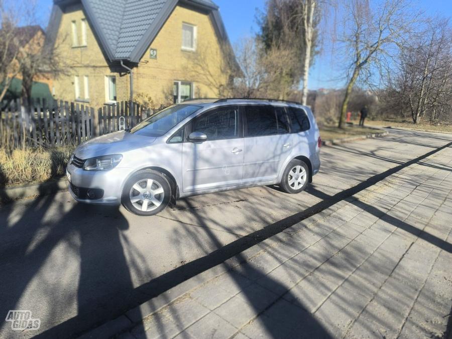 Pelēks Volkswagen Touran 2011 Šauļi, ar dzinēja tilpumu 1.60 L un nobraukumu 288 tūkst. km par 4400 €, foto 6 vietnē AUTOMOTO.COM.LV
