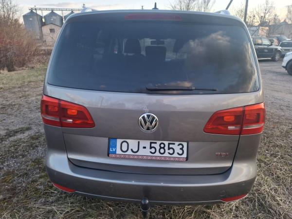 Grey Volkswagen Touran 2011 in Kupiskis, with an engine capacity of 2.00 L and mileage of 225 thousand km for 5350 €, photo 4 on AUTOMOTO.COM.LV