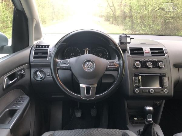 Grey Volkswagen Touran 2011 in Varena, with an engine capacity of 1.60 L and mileage of 254 thousand km for 5300 €, photo 7 on AUTOMOTO.COM.LV