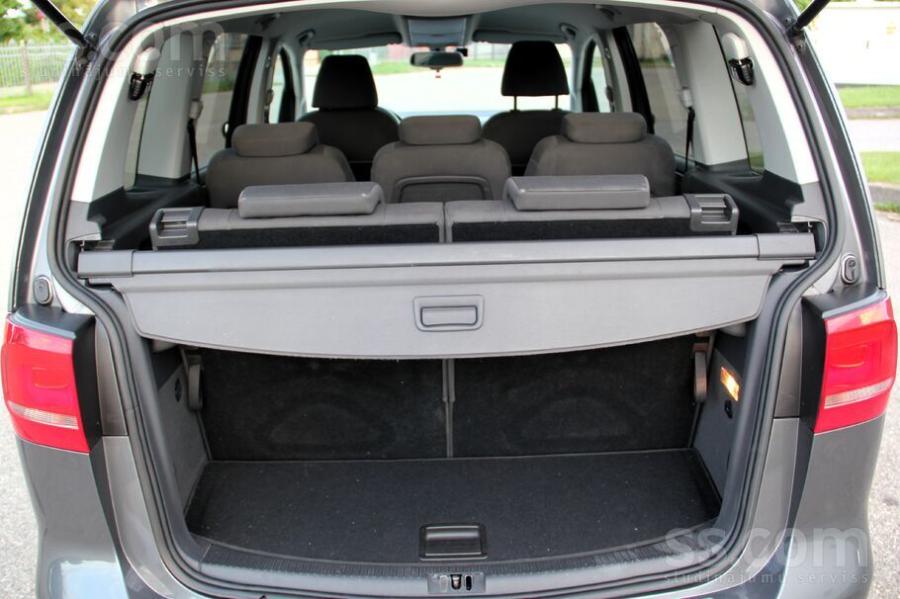 Pelēks Volkswagen Touran 2011 Rēzekne, ar dzinēja tilpumu 1.60 L un nobraukumu 306 tūkst. km par 6500 €, foto 8 vietnē AUTOMOTO.COM.LV
