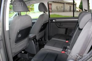 Pelēks Volkswagen Touran 2011 Rēzekne, ar dzinēja tilpumu 1.60 L un nobraukumu 306 tūkst. km par 6500 €, foto 10 vietnē AUTOMOTO.COM.LV