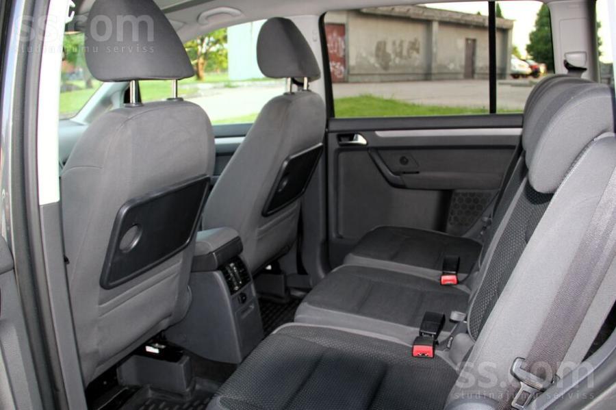 Pelēks Volkswagen Touran 2011 Rēzekne, ar dzinēja tilpumu 1.60 L un nobraukumu 306 tūkst. km par 6500 €, foto 10 vietnē AUTOMOTO.COM.LV