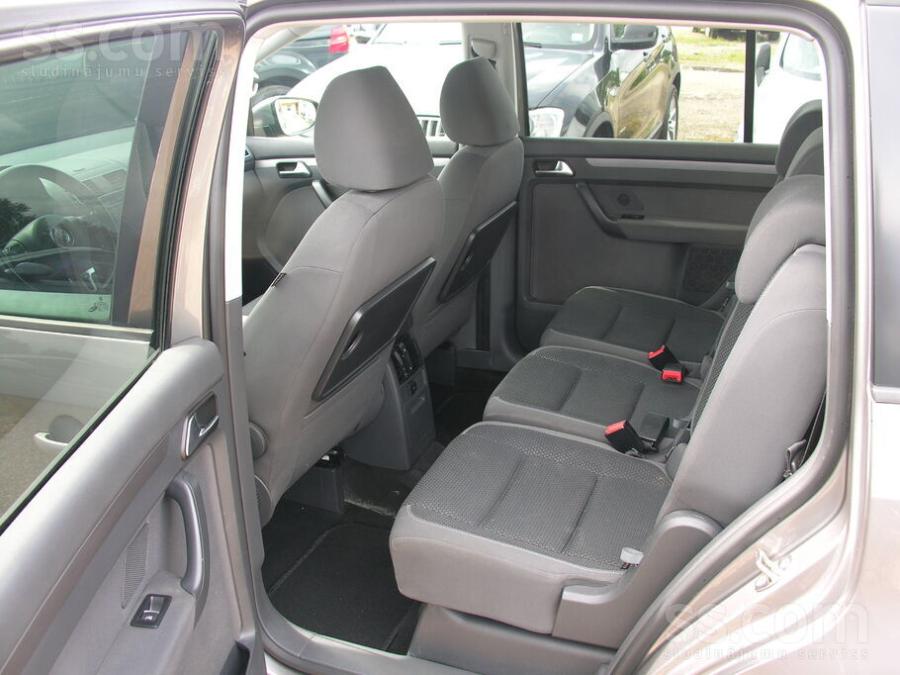 Pelēks Volkswagen Touran 2011 Rīga, ar dzinēja tilpumu 2.00 L un nobraukumu 0 tūkst. km par 6450 €, foto 8 vietnē AUTOMOTO.COM.LV