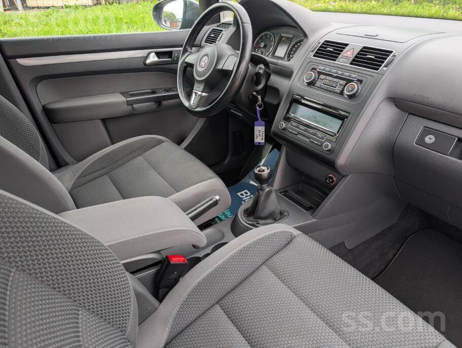 Grey Volkswagen Touran 2011 in Riga, with an engine capacity of 1.40 L and mileage of 194 thousand km for 5700 €, photo 21 on AUTOMOTO.COM.LV