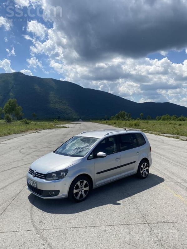 Pelēks Volkswagen Touran 2011 Jūrmala, ar dzinēja tilpumu 2.00 L un nobraukumu 313 tūkst. km par 4990 €, foto 1 vietnē AUTOMOTO.COM.LV