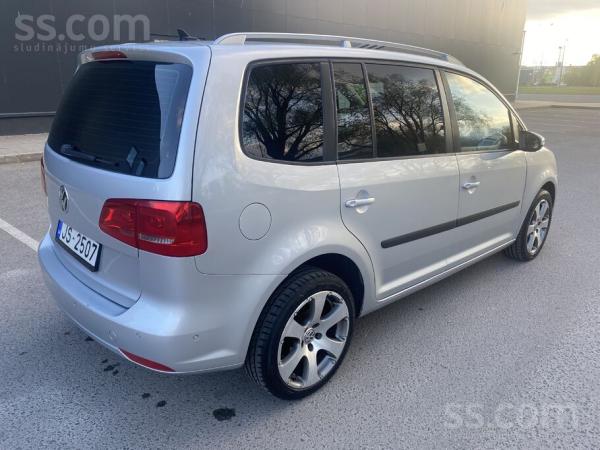 Pelēks Volkswagen Touran 2011 Jūrmala, ar dzinēja tilpumu 2.00 L un nobraukumu 313 tūkst. km par 4990 €, foto 4 vietnē AUTOMOTO.COM.LV