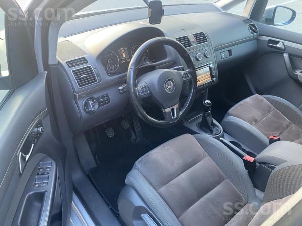 Pelēks Volkswagen Touran 2011 Jūrmala, ar dzinēja tilpumu 2.00 L un nobraukumu 313 tūkst. km par 4990 €, foto 7 vietnē AUTOMOTO.COM.LV