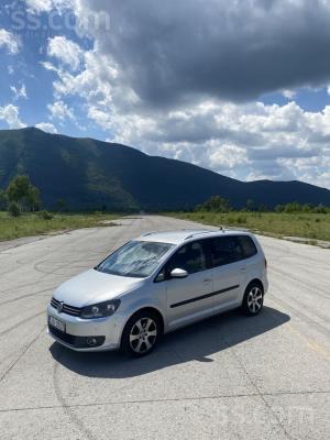 Pelēks Volkswagen Touran 2011 Jūrmala, ar dzinēja tilpumu 2.00 L un nobraukumu 313 tūkst. km par 4990 €, foto  vietnē AUTOMOTO.COM.LV