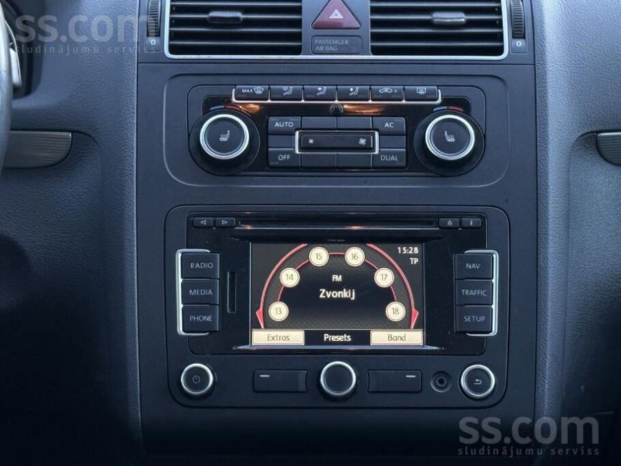 Pelēks Volkswagen Touran 2011 Jelgava, ar dzinēja tilpumu 2.00 L un nobraukumu 373 tūkst. km par 3850 €, foto 12 vietnē AUTOMOTO.COM.LV