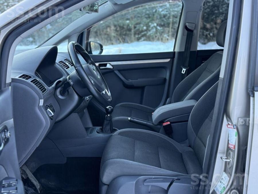 Pelēks Volkswagen Touran 2011 Jelgava, ar dzinēja tilpumu 2.00 L un nobraukumu 373 tūkst. km par 3850 €, foto 13 vietnē AUTOMOTO.COM.LV
