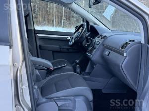 Pelēks Volkswagen Touran 2011 Jelgava, ar dzinēja tilpumu 2.00 L un nobraukumu 373 tūkst. km par 3850 €, foto 17 vietnē AUTOMOTO.COM.LV