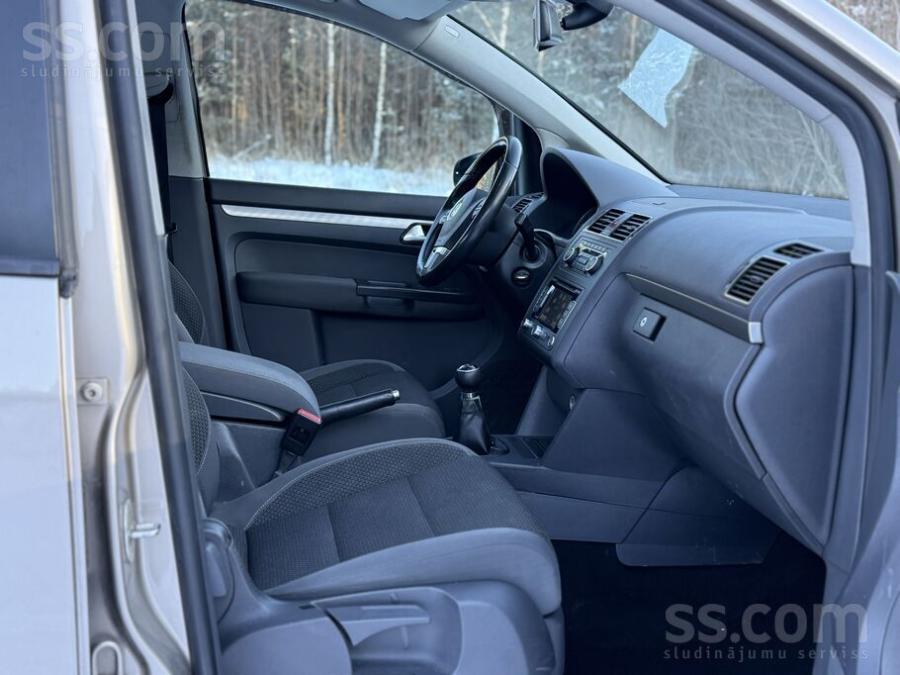 Pelēks Volkswagen Touran 2011 Jelgava, ar dzinēja tilpumu 2.00 L un nobraukumu 373 tūkst. km par 3850 €, foto 17 vietnē AUTOMOTO.COM.LV