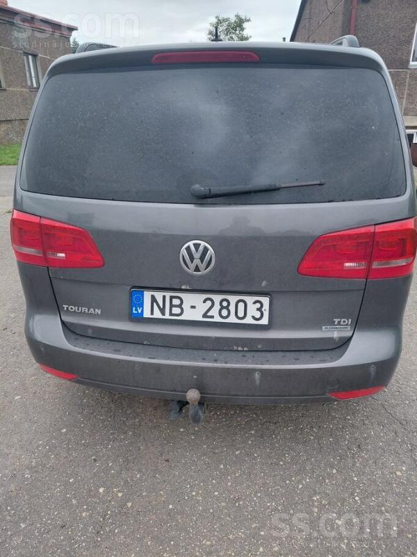 Grey Volkswagen Touran 2011 in Bauska, with an engine capacity of 1.60 L and mileage of 320 thousand km for 4000 €, photo 2 on AUTOMOTO.COM.LV