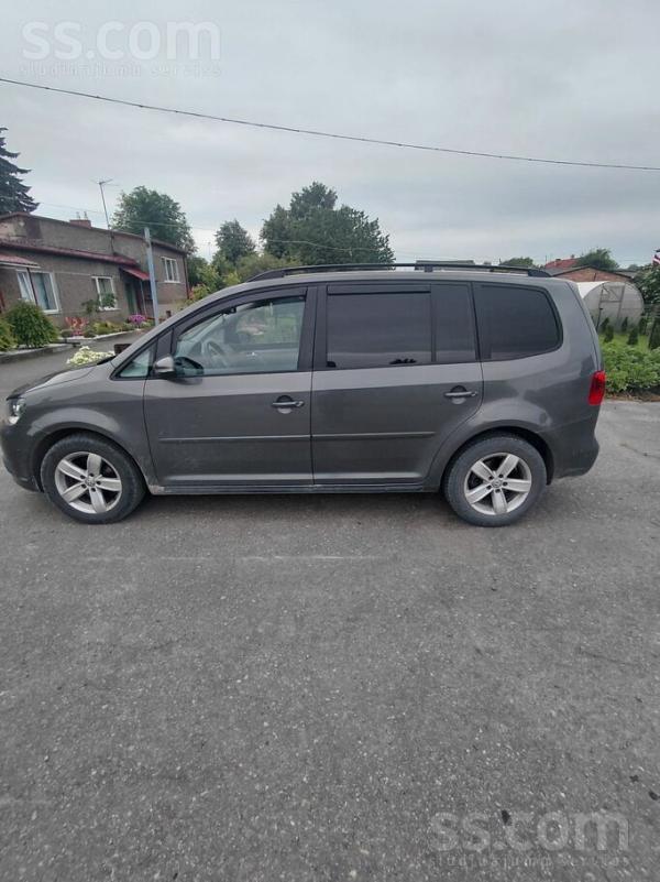 Grey Volkswagen Touran 2011 in Bauska, with an engine capacity of 1.60 L and mileage of 320 thousand km for 4000 €, photo 3 on AUTOMOTO.COM.LV