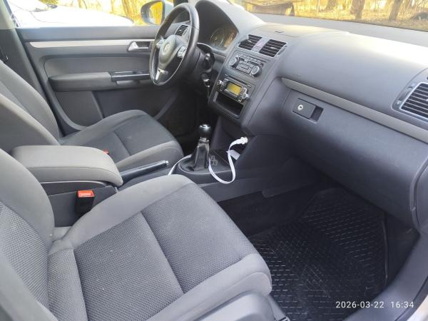 Grey Volkswagen Touran 2011 in Kaunas, with an engine capacity of 1.60 L and mileage of 297 thousand km for 5200 €, photo 10 on AUTOMOTO.COM.LV