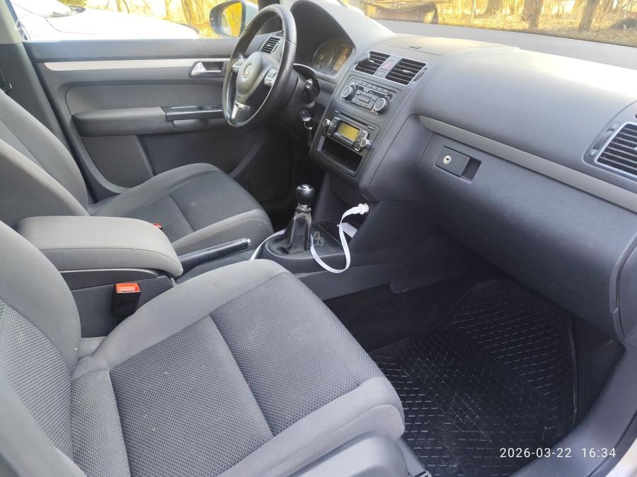 Pelēks Volkswagen Touran 2011 Kauņa, ar dzinēja tilpumu 1.60 L un nobraukumu 297 tūkst. km par 5200 €, foto 11 vietnē AUTOMOTO.COM.LV