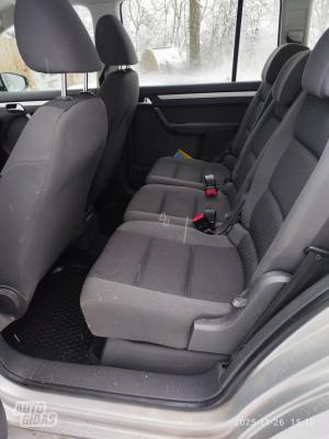 Pelēks Volkswagen Touran 2011 Kauņa, ar dzinēja tilpumu 1.60 L un nobraukumu 297 tūkst. km par 5200 €, foto 12 vietnē AUTOMOTO.COM.LV