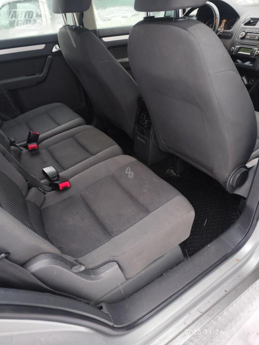 Pelēks Volkswagen Touran 2011 Kauņa, ar dzinēja tilpumu 1.60 L un nobraukumu 297 tūkst. km par 5200 €, foto 13 vietnē AUTOMOTO.COM.LV