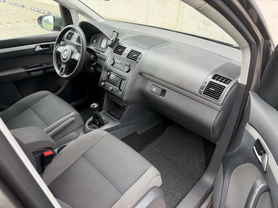 Grey Volkswagen Touran 2011 in Siauliai, with an engine capacity of 1.39 L and mileage of 208 thousand km for 3690 €, photo 20 on AUTOMOTO.COM.LV