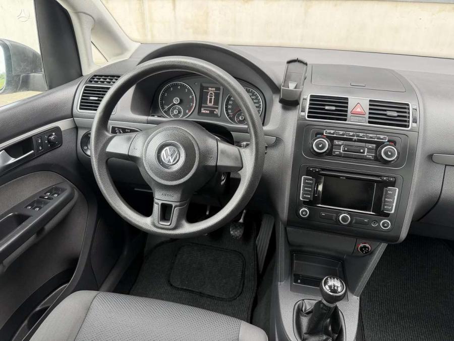 Grey Volkswagen Touran 2011 in Siauliai, with an engine capacity of 1.39 L and mileage of 208 thousand km for 3690 €, photo 24 on AUTOMOTO.COM.LV