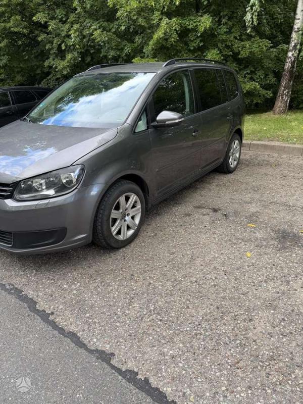 Grey Volkswagen Touran 2011 in Vilnius, with an engine capacity of 1.60 L and mileage of 320 thousand km for 4300 €, photo 1 on AUTOMOTO.COM.LV