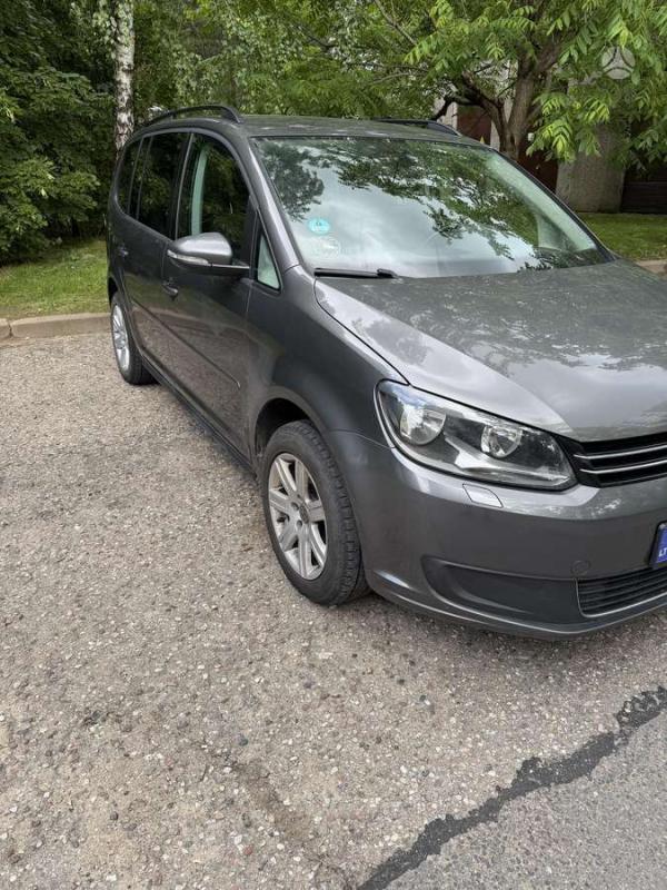 Grey Volkswagen Touran 2011 in Vilnius, with an engine capacity of 1.60 L and mileage of 320 thousand km for 4300 €, photo 2 on AUTOMOTO.COM.LV