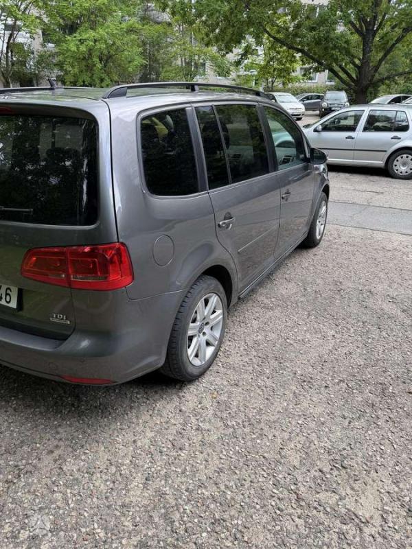 Grey Volkswagen Touran 2011 in Vilnius, with an engine capacity of 1.60 L and mileage of 320 thousand km for 4300 €, photo 3 on AUTOMOTO.COM.LV