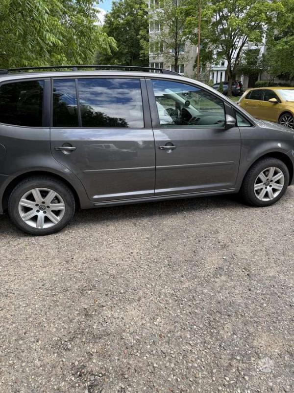 Grey Volkswagen Touran 2011 in Vilnius, with an engine capacity of 1.60 L and mileage of 320 thousand km for 4300 €, photo 5 on AUTOMOTO.COM.LV